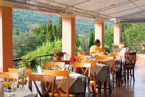 Hotel Theo in Aghios Georgios North | TUI.co.uk