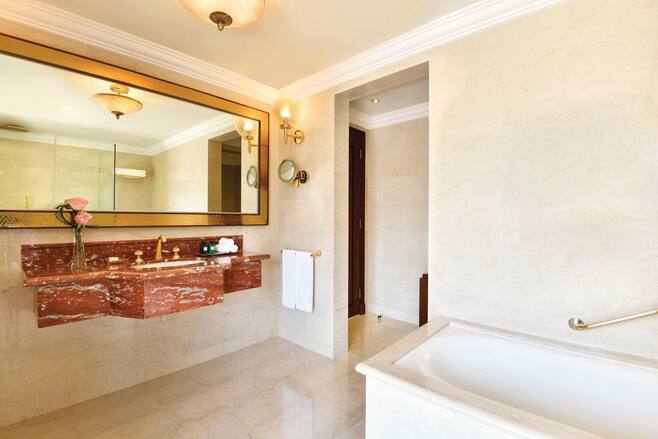 Sheraton Grand Doha Resort & Convention Hotel in Doha | TUI.co.uk